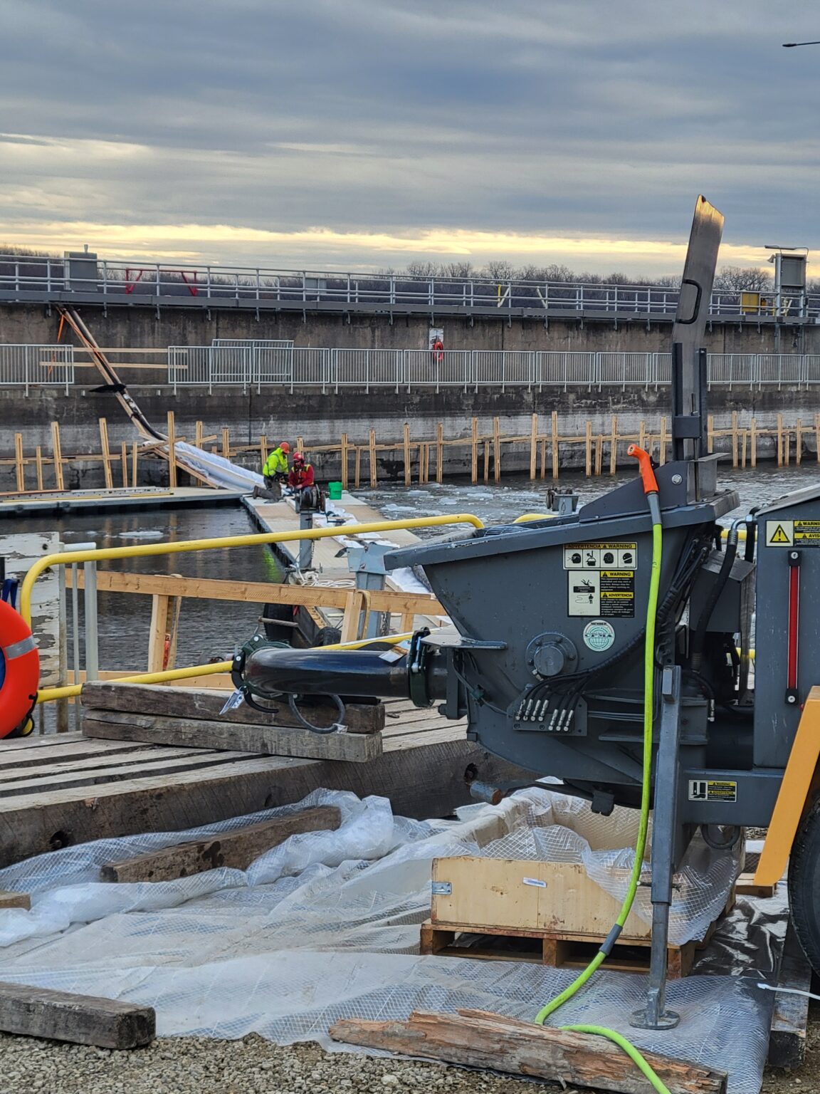 Repare Lock & Dam Guidewall Foundations with Cellular Concrete